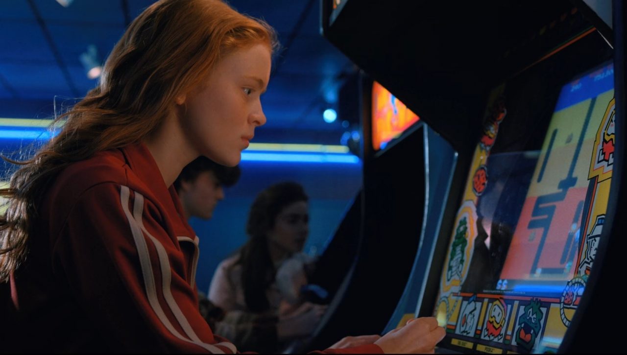 Una actriz de Stranger Things tuvo que besar a uno de sus compañeros ...