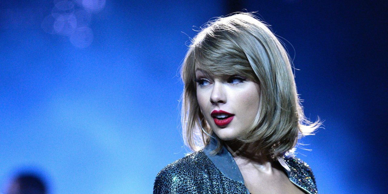 Taylor Swift desesperada pide ayuda a sus fans, no la dejan cantar ... Taylor Swift desesperada pide ayuda a sus fans, no la dejan cantar ...