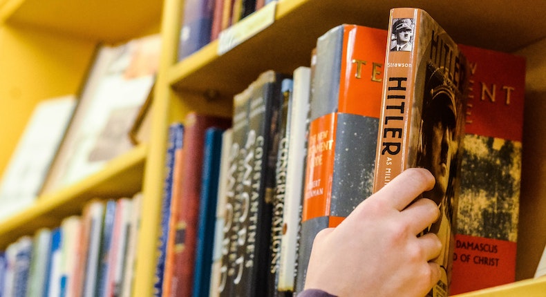 Publican nueva versión crítica de "Mi lucha", libro escrito por Adolf ...