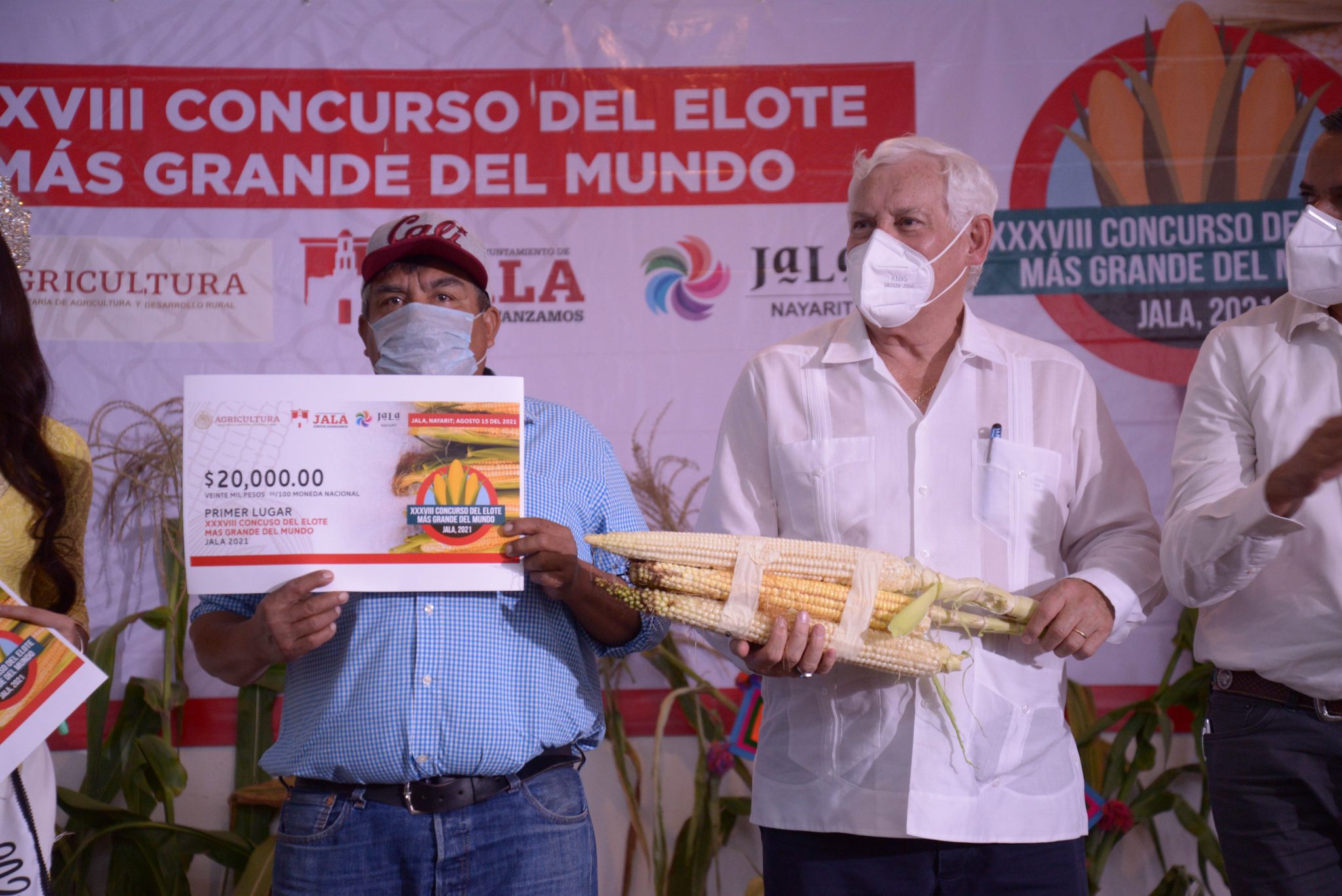 ¿Con limón y mayonesa, muchacha? Conoce elote más grande del mundo ...